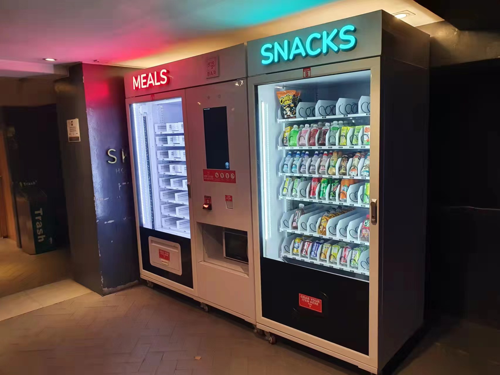 Meals and snacks vending machine with microwave elevator